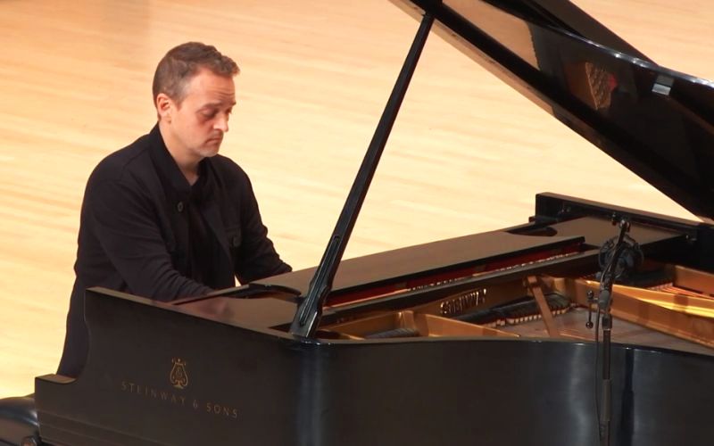 Review: Robert Henry’s “Eyemazing” recital featured humor and insight ...