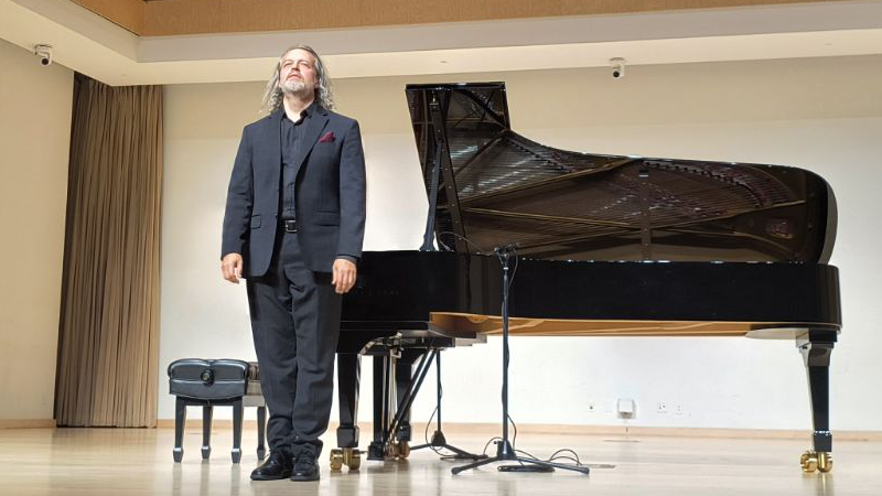 Robert Henry takes a bow at the conclusion of Monday's recital at KSU's ...
